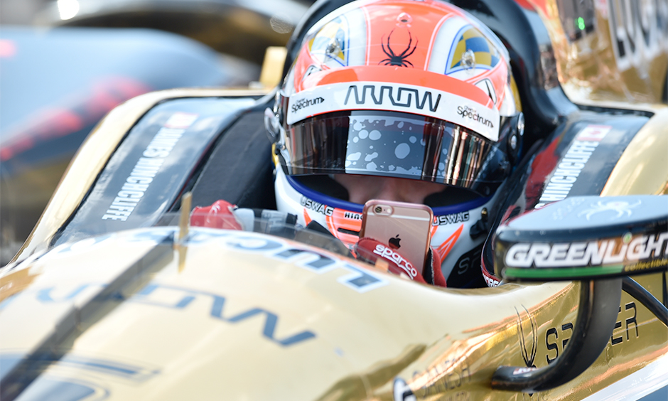 Hinchcliffe takes advantage of INDYCAR Mobile app's capabilities